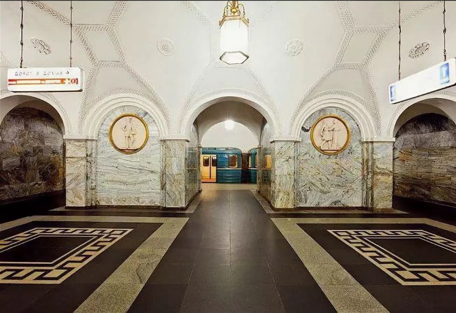 Metro Mosca-stazione Il parco della cultura-Ingresso - Ciao Italia Russia